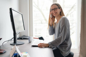 Optimale Arbeitsplatzgestaltung: Tipps für Gesundheit und Leistung